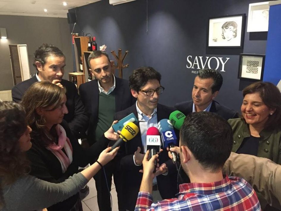 EL PARTIDO POPULAR DE ALCOY PRESENTA DE FORMA OFICIAL AL PERIODISTA ...